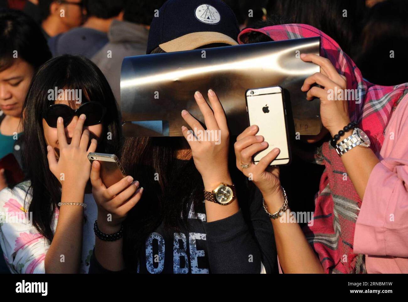 Total solar eclipse people hi-res stock photography and images - Alamy