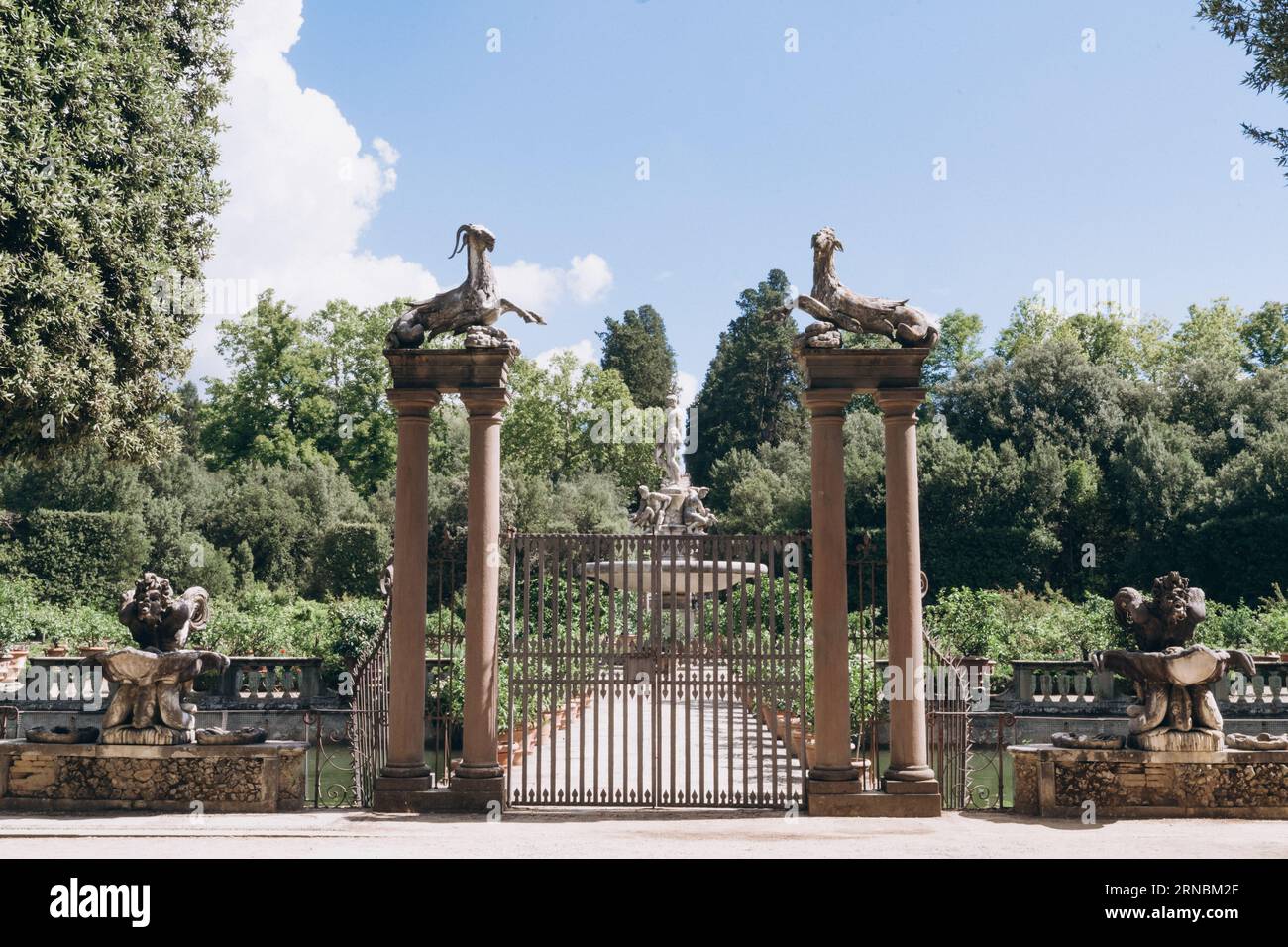 Sculptures at Fontano dell Oceano, in the Boboli Gardens, Florence ...