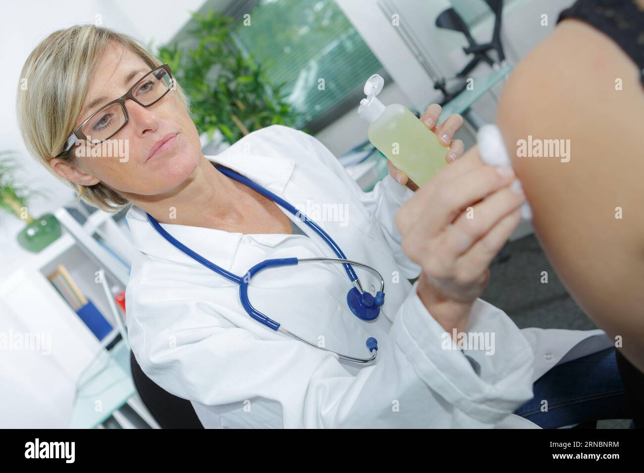 doctor preparing syringe for hospital patient Stock Photo - Alamy