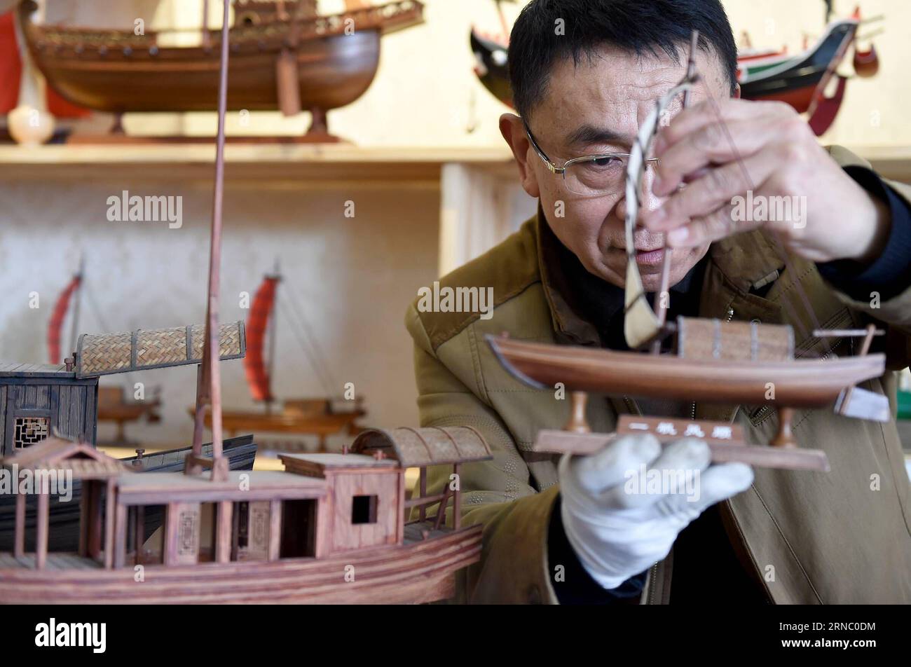 (160316) -- HEFEI, March 16, 2016 -- Craftsman and Artist Wu Pei makes ...