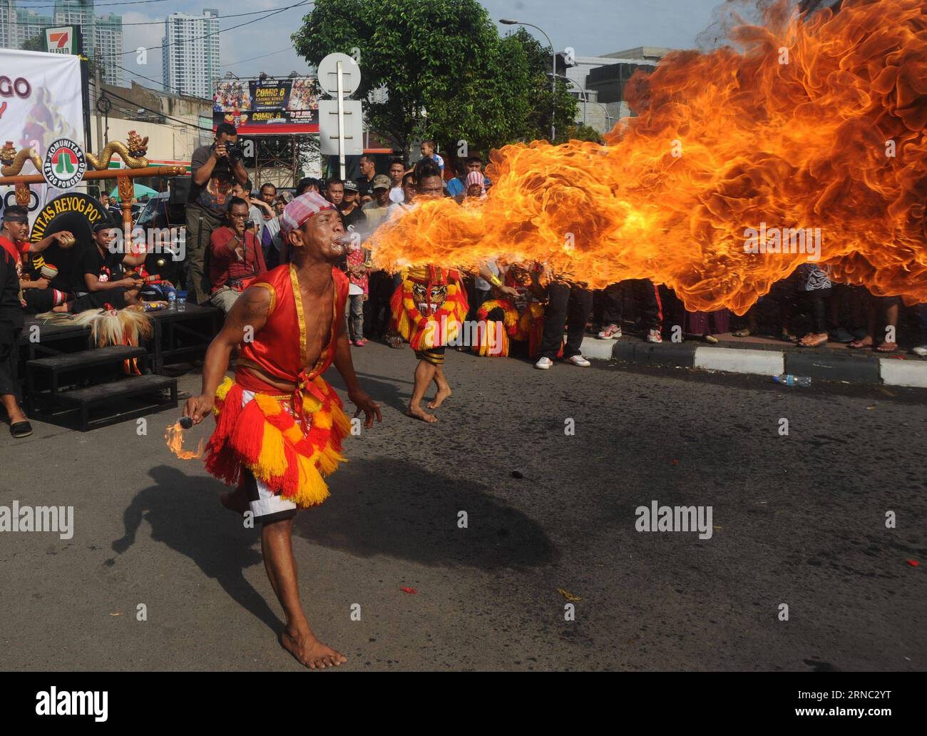 Reog dancer hi-res stock photography and images - Alamy