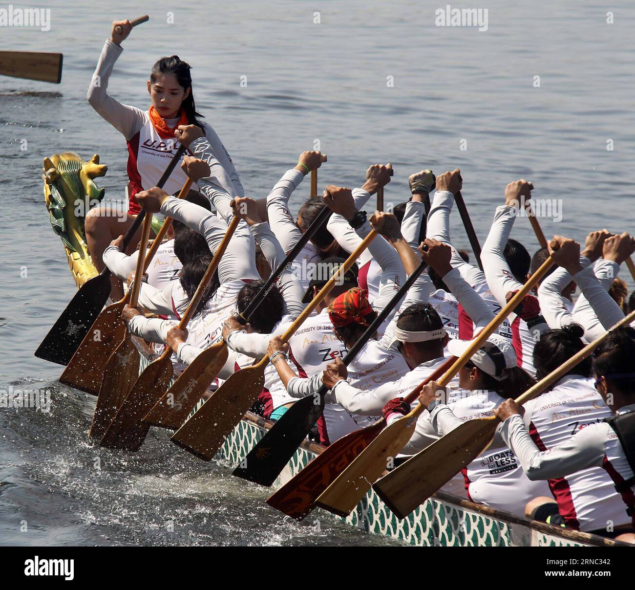 (160320) -- MANILA, March 20, 2016 -- Rowers participate in a dragon ...