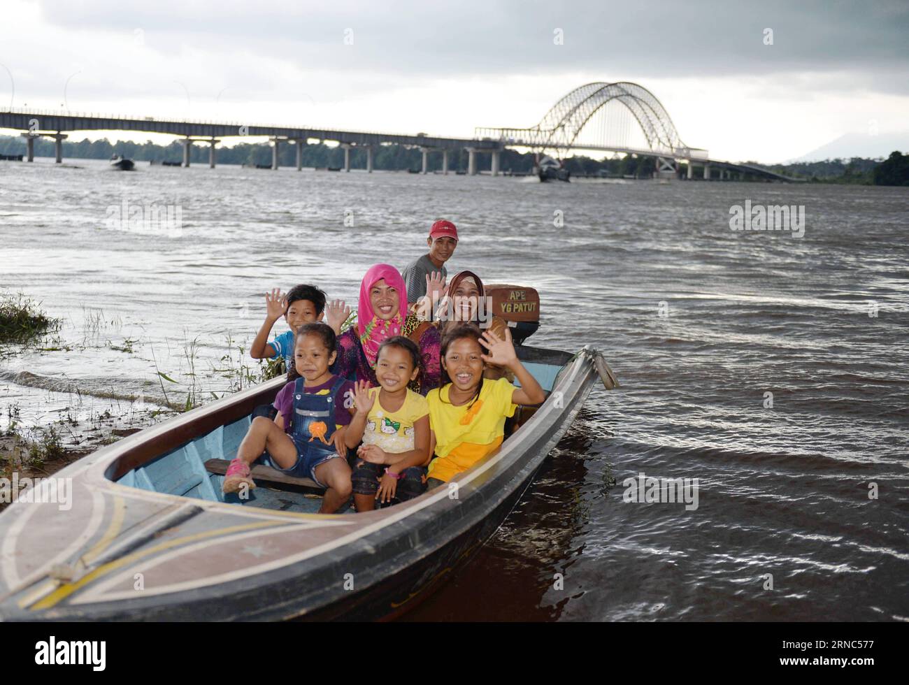 (160323) -- WEST KALIMANTAN, March 23, 2016 -- People pose for photos ...