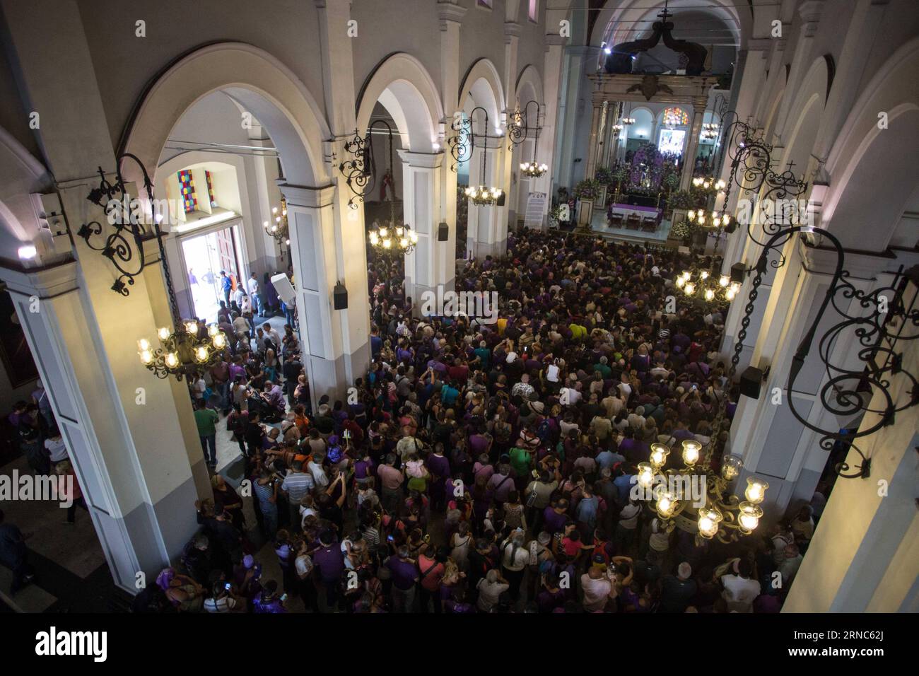 (160324) -- CARACAS, March 24, 2016 -- Devotees arrive at Santa Teresa ...