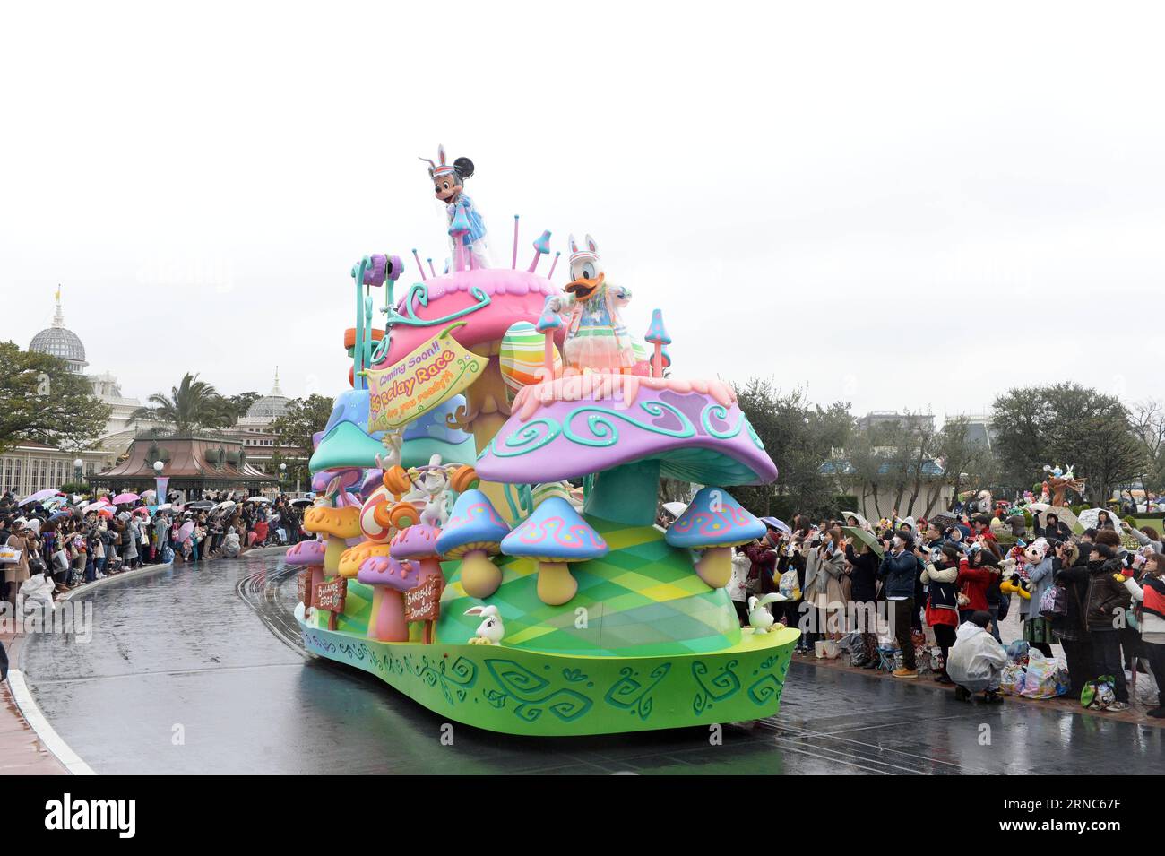 Tokyo disneyland parade hi-res stock photography and images - Alamy
