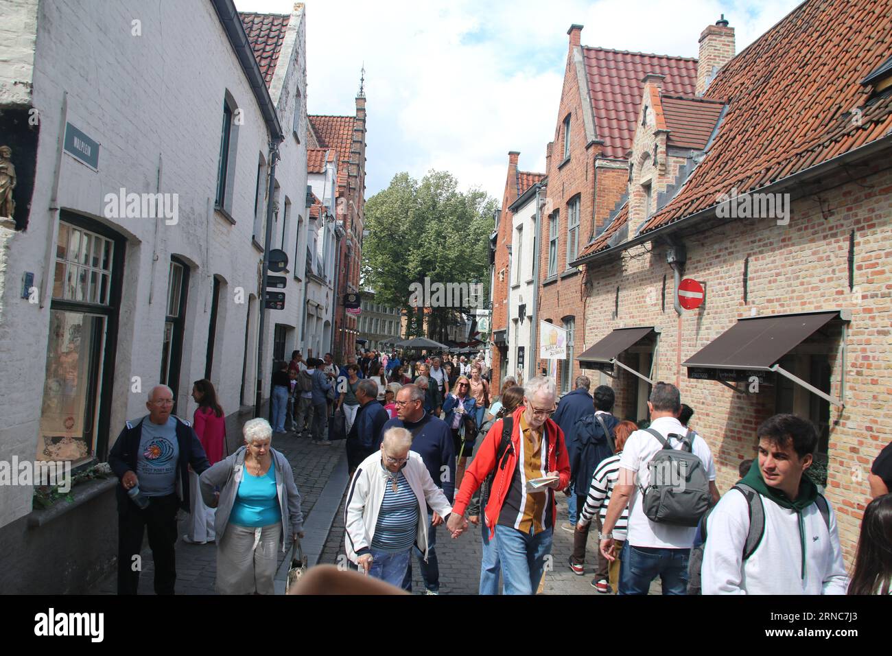 Streets of brugge hi-res stock photography and images - Alamy