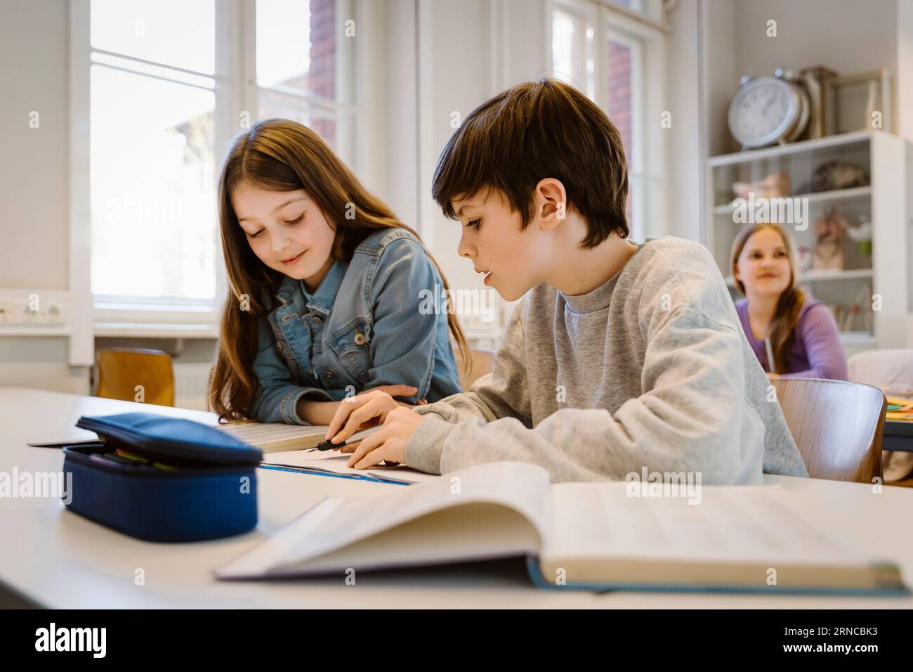 Classmate helping friend hi-res stock photography and images - Alamy
