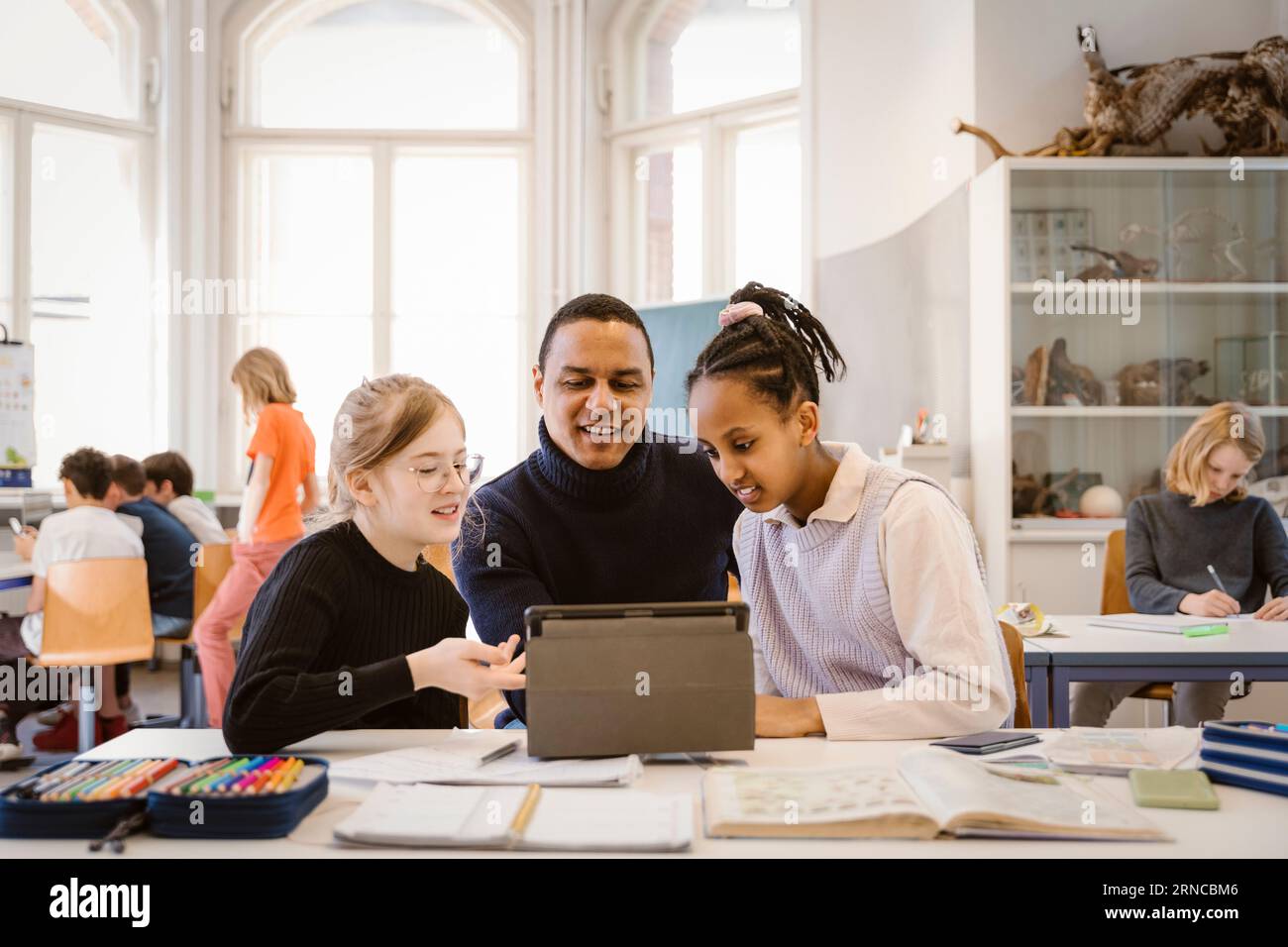 Group smiling students tablet hi-res stock photography and images - Alamy