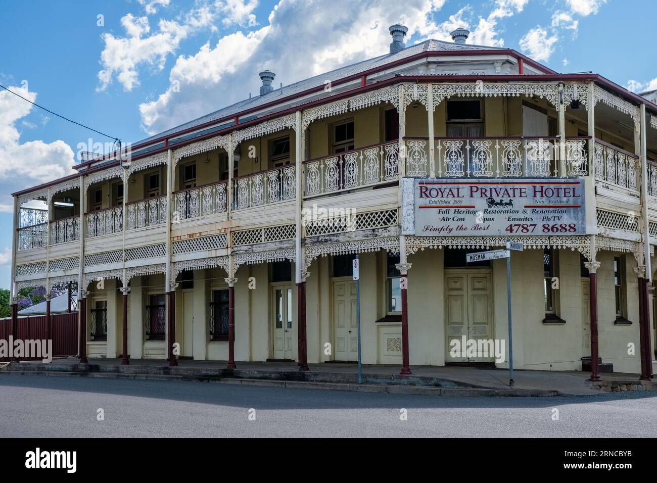A traditional Australian pub with cast iron 'lace work' balconies - The ...