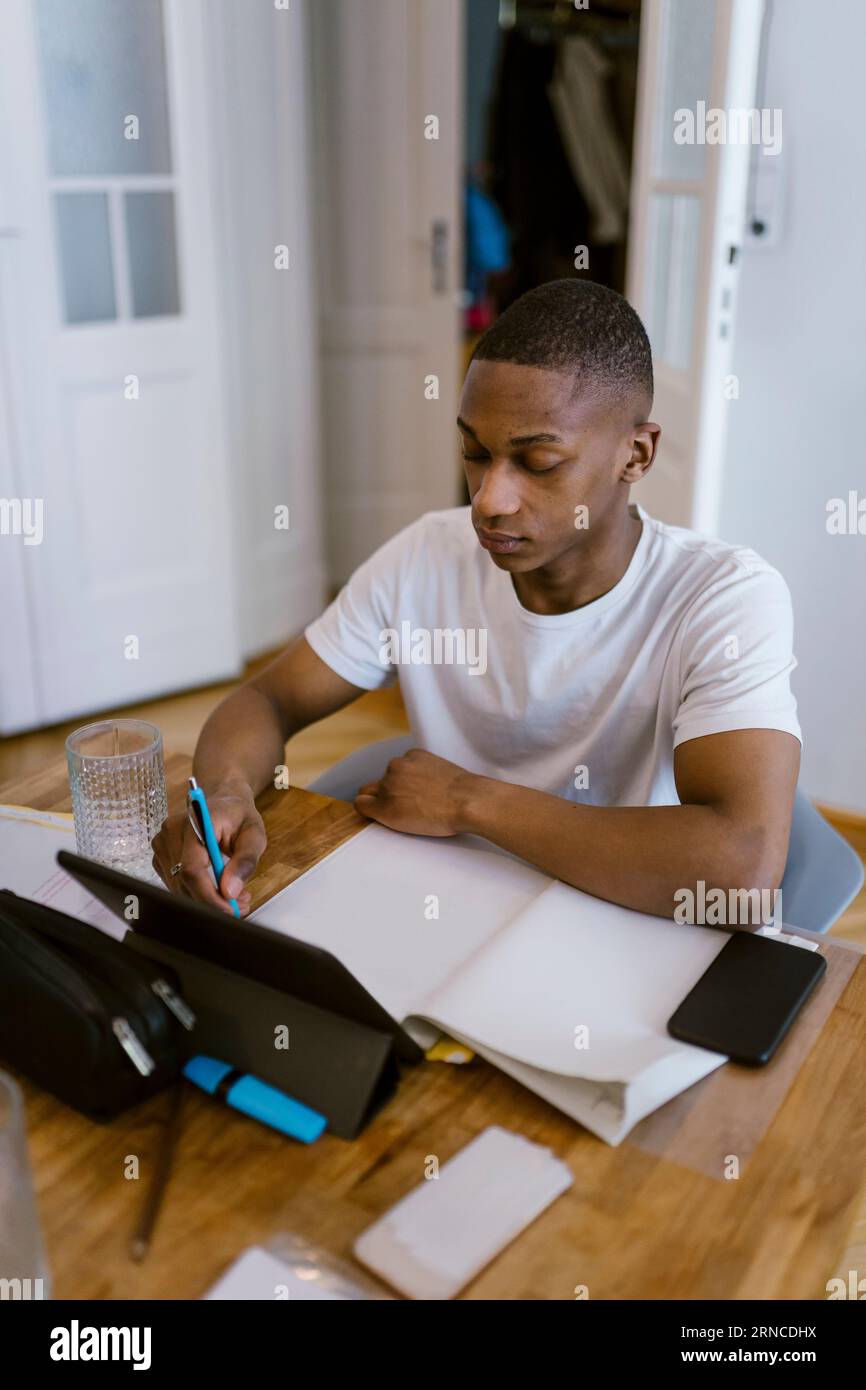 Young person learning hi-res stock photography and images - Alamy