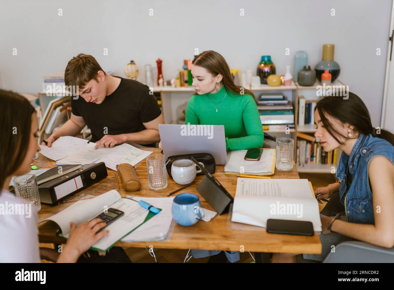 Assignment image hi-res stock photography and images - Alamy