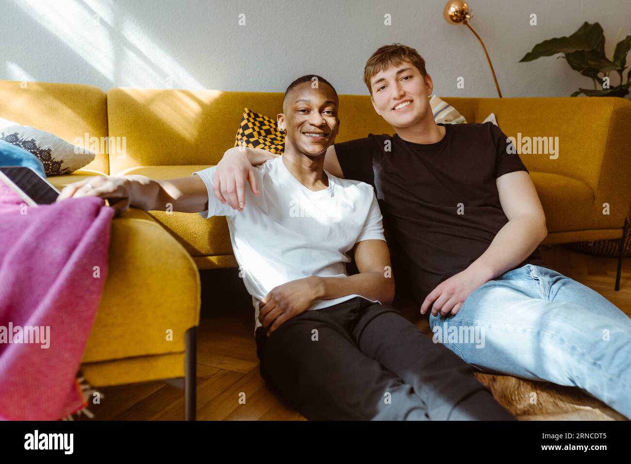 Two young men sitting on the ground hi-res stock photography and images ...