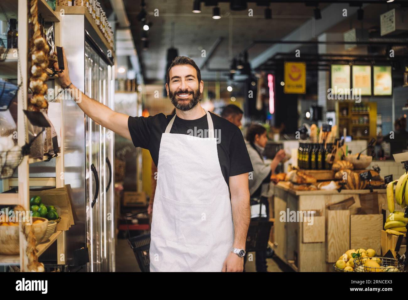 Grocery store clerk hi-res stock photography and images - Alamy