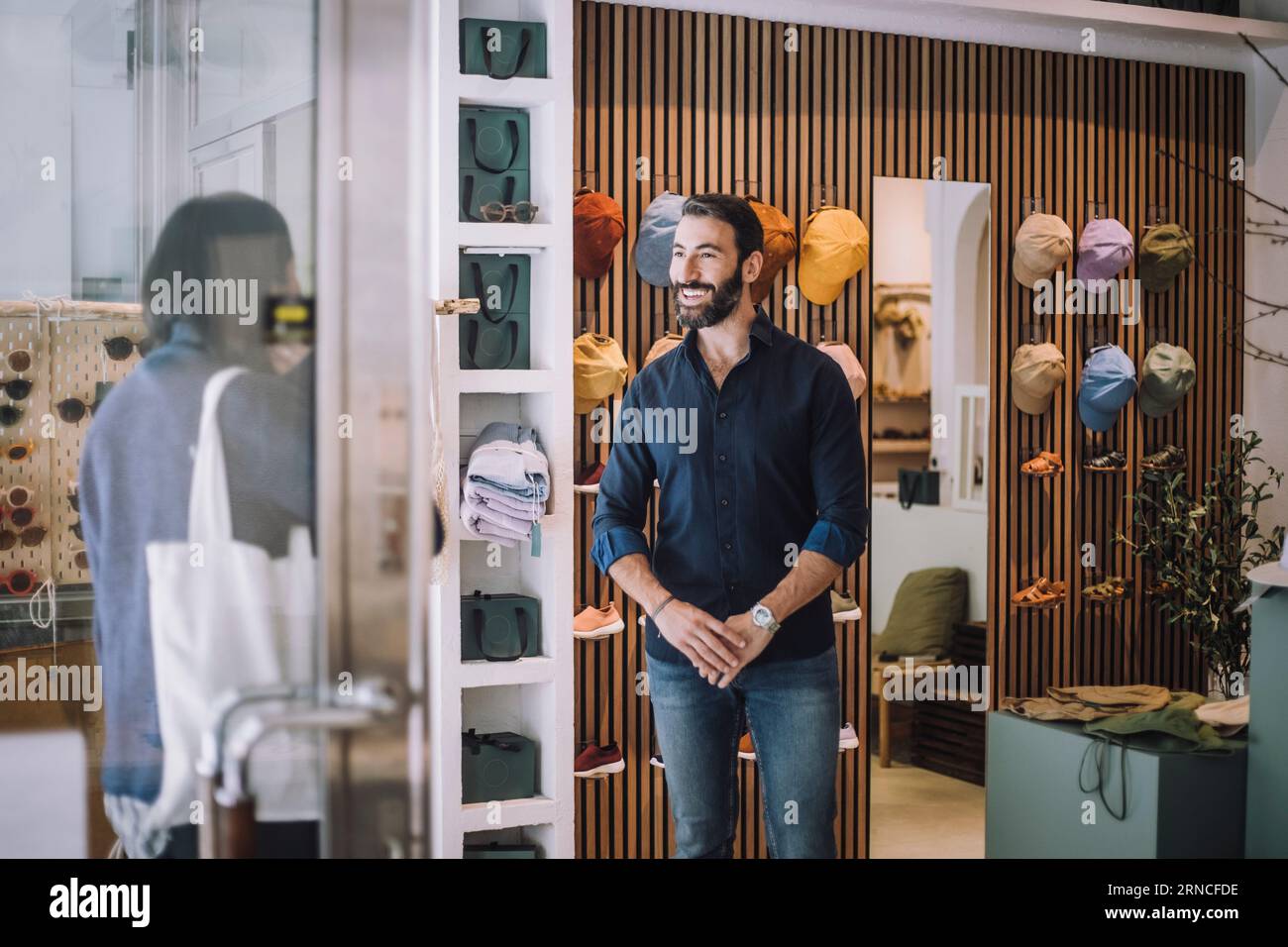 Customer arriving hi-res stock photography and images - Alamy