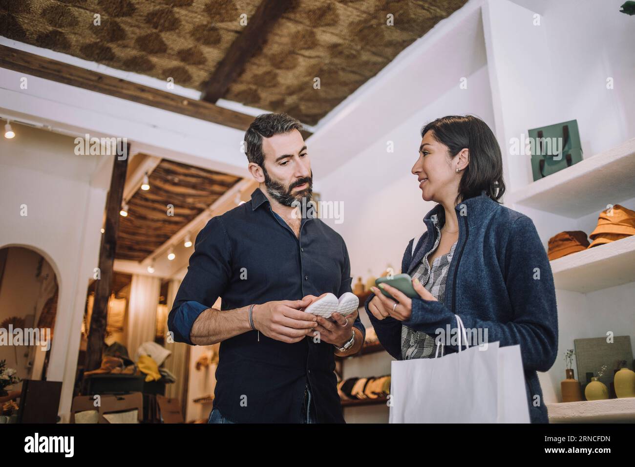 Salesman middle eastern customer hi-res stock photography and images ...