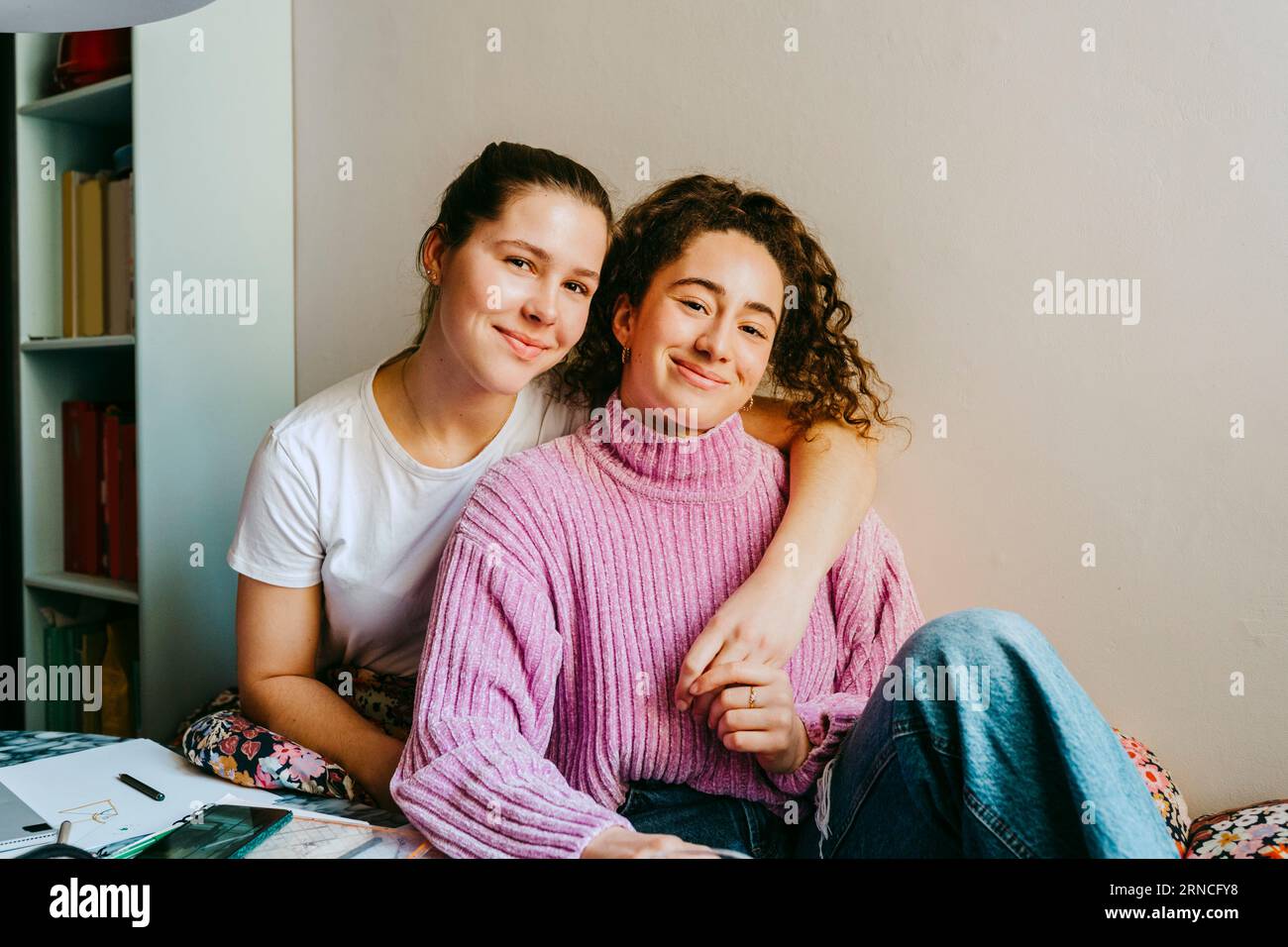 Sweater around waist hi-res stock photography and images - Alamy