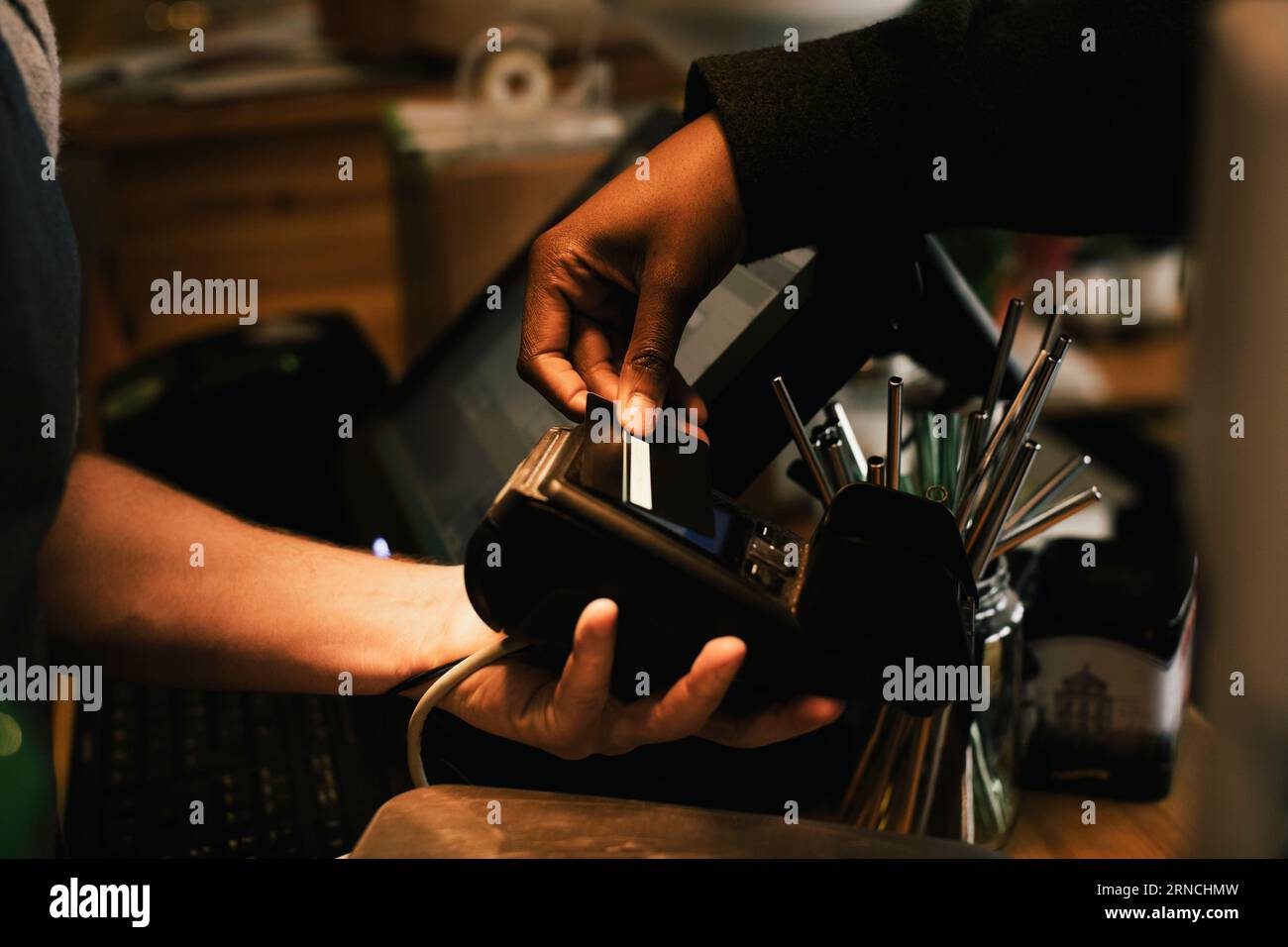 Women pay credit card cashier hi-res stock photography and images - Alamy