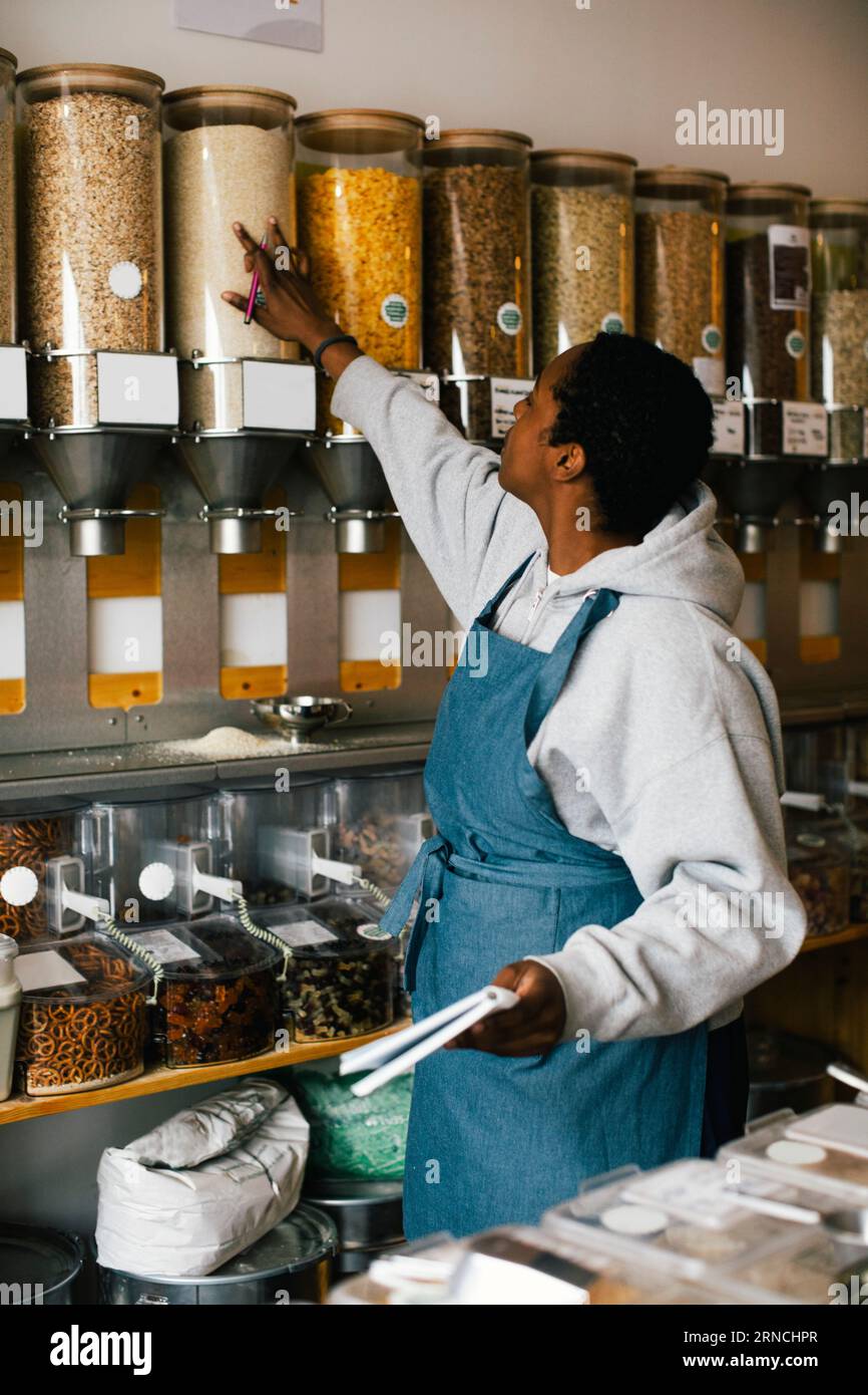 Checking inventory hi-res stock photography and images - Alamy