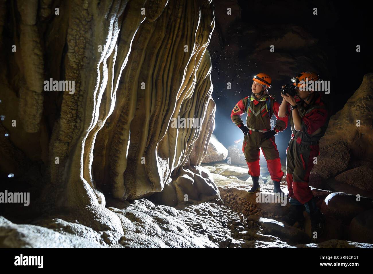 Miao-Kammer in Ziyun, China - Expedition members take picture of ...