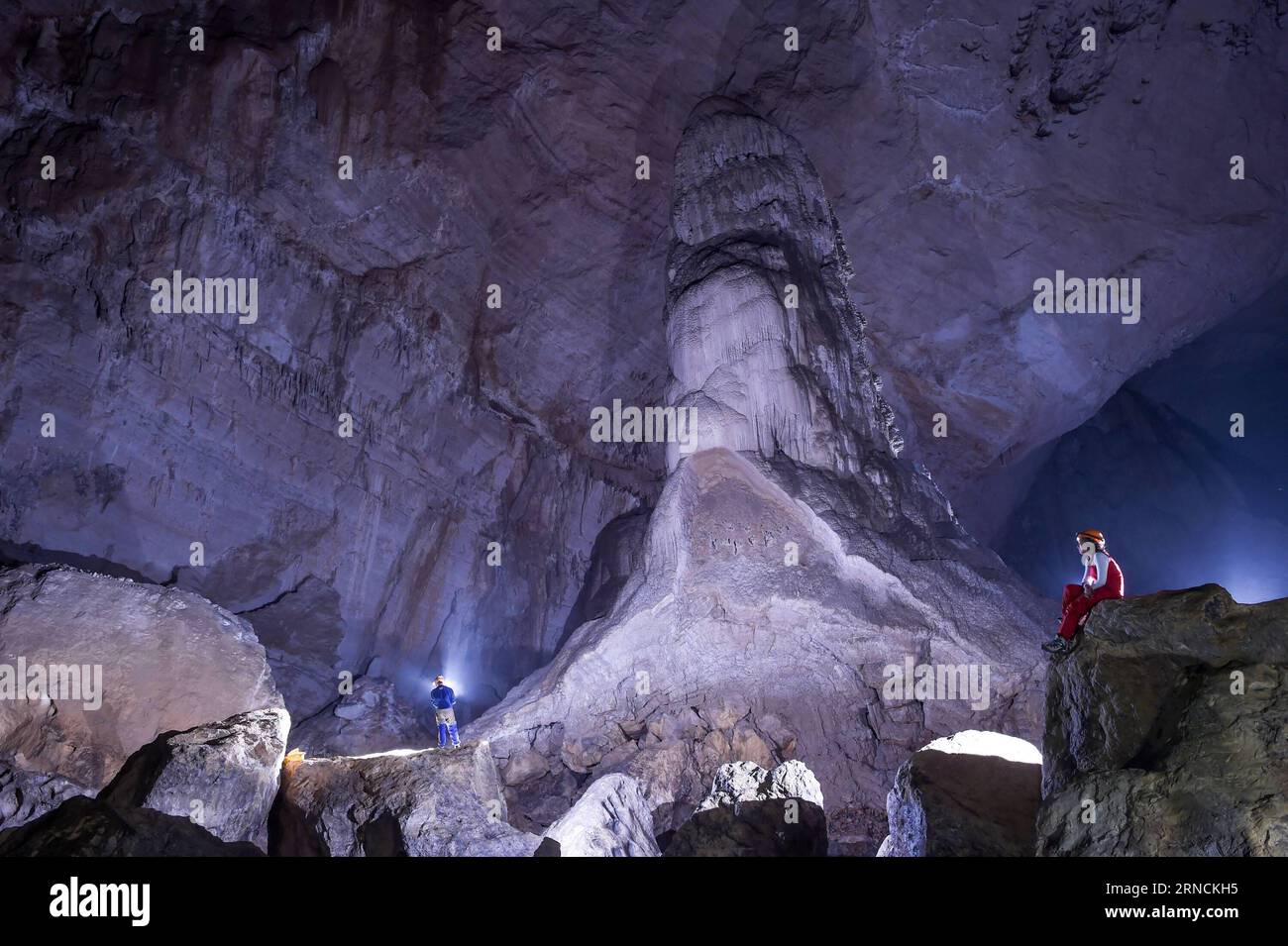 Miao-Kammer in Ziyun, China - Expedition members work within the Miao ...