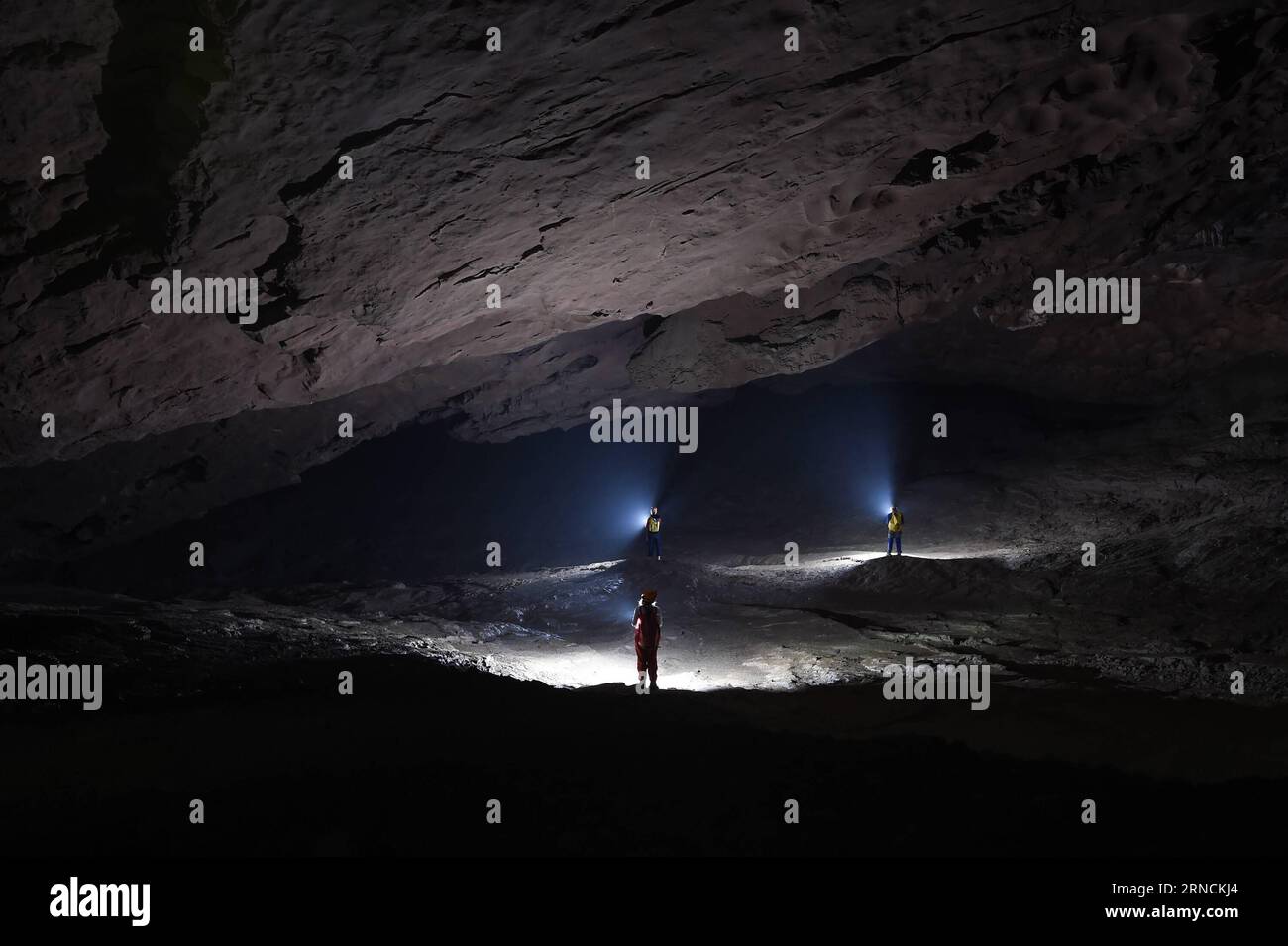 Miao-Kammer in Ziyun, China - Expedition members work within the Miao ...