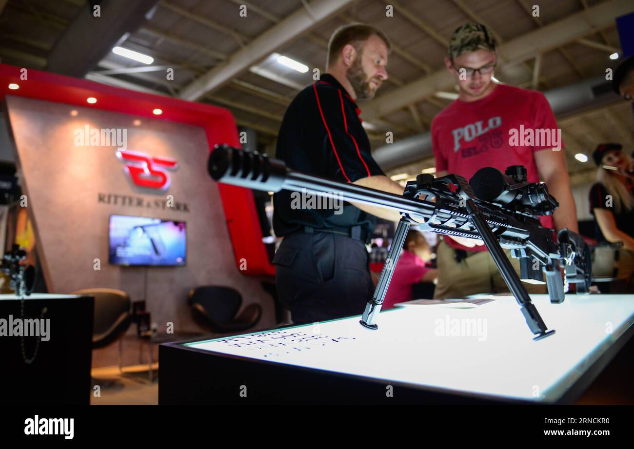 HuntEX Waffenmesse bei Johannesburg An exhibitor shows a SX-1 Modular ...