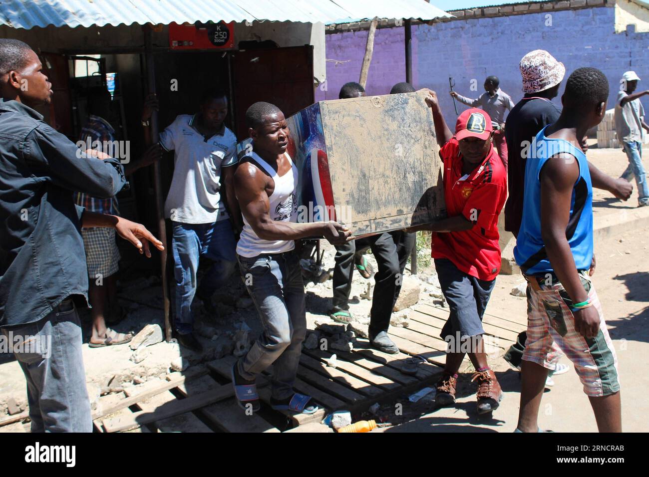 (160419) -- LUSAKA, April 19, 2016 -- Residents loot a shop in Bauleni ...