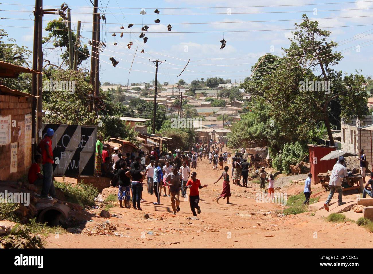 (160419) -- LUSAKA, April 19, 2016 -- Residents loot a shop in Bauleni ...