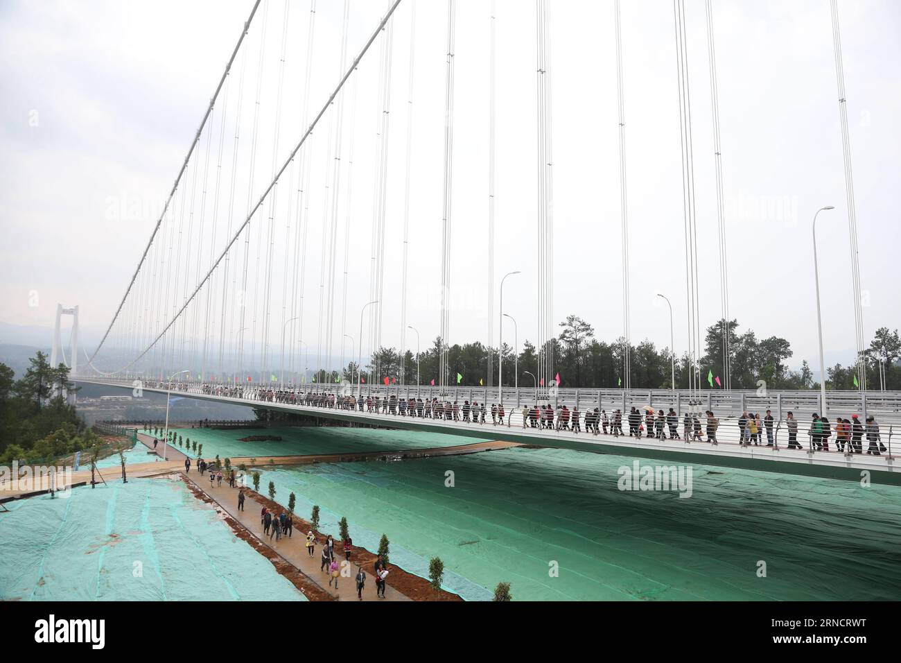 (160420) -- KUNMING, April 20, 2016 -- People walk on the newly-opened ...