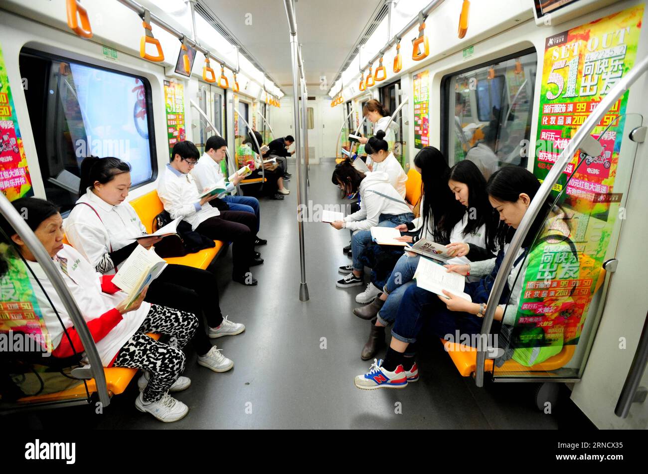 Bilder des Tages (160423) -- SHENYANG, April 23, 2016 -- Members of a ...