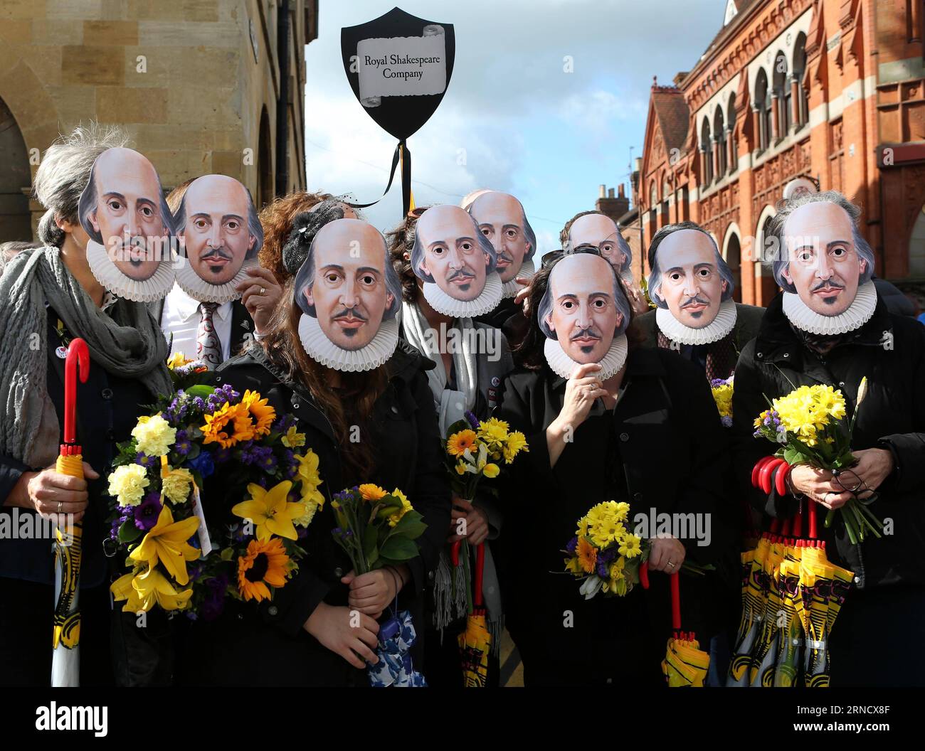 Bilder des Tages People put on their masks of William Shakespeare ...