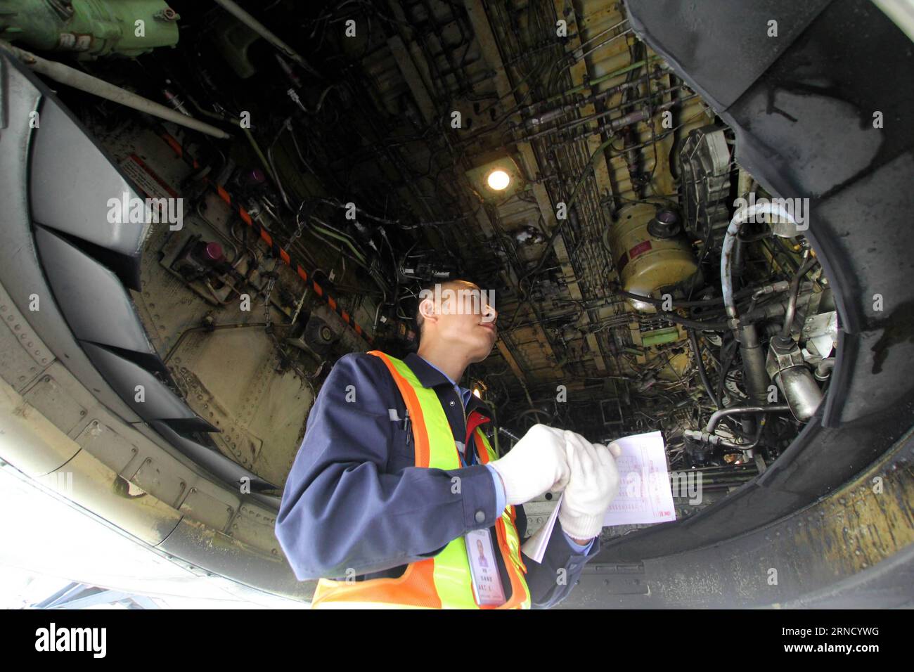 (160426) -- QINGDAO, April 26, 2016 -- Song Gang examines landing gear ...