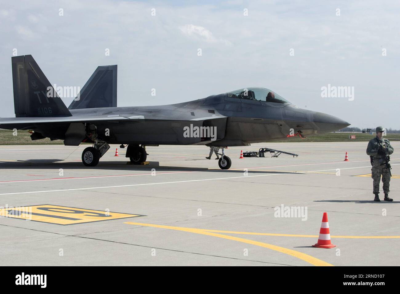 F 22 raptor fighter jets hi-res stock photography and images - Alamy