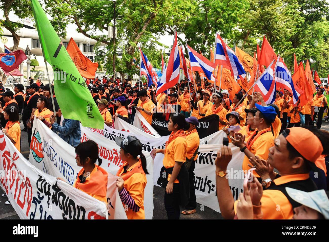 (160501) -- BANGKOK, May 1, 2016 -- Workers attend a Workers Day rally ...