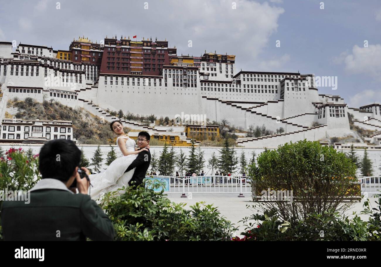 (160501) -- LHASA, May 1, 2016 -- A couple pose for wedding photos in ...