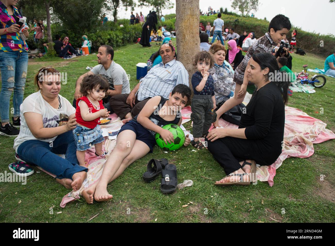 (160502) -- CAIRO, May 2, 2016 -- Family members enjoy fresh air on the ...