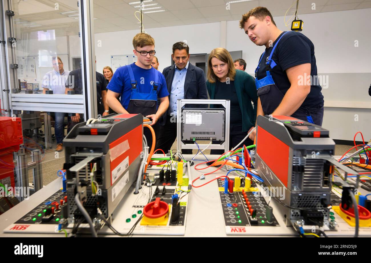 01 September 2023, Lower Saxony, Hanover: Julia Willie Hamburg (2nd from right, Green Party ...