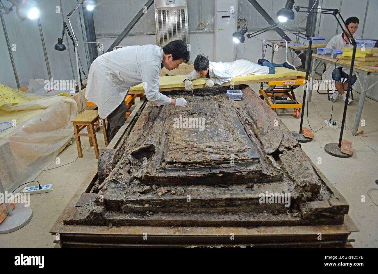 (160505) -- BEIJING, May 4, 2016 -- Archaeologists clean up the ...