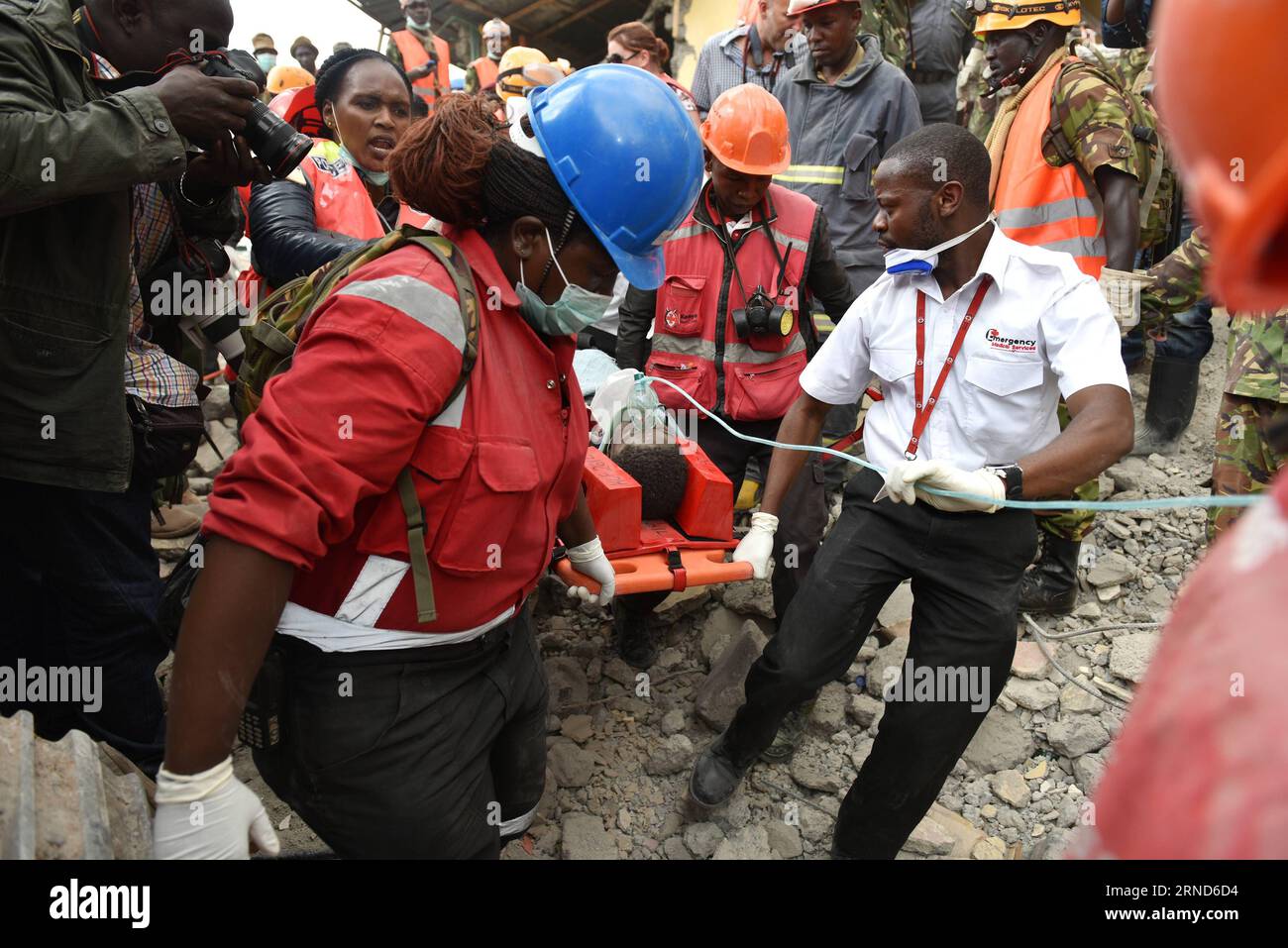 Rescuers carry a female survivor in Huruma of Nairobi, capital of Kenya ...