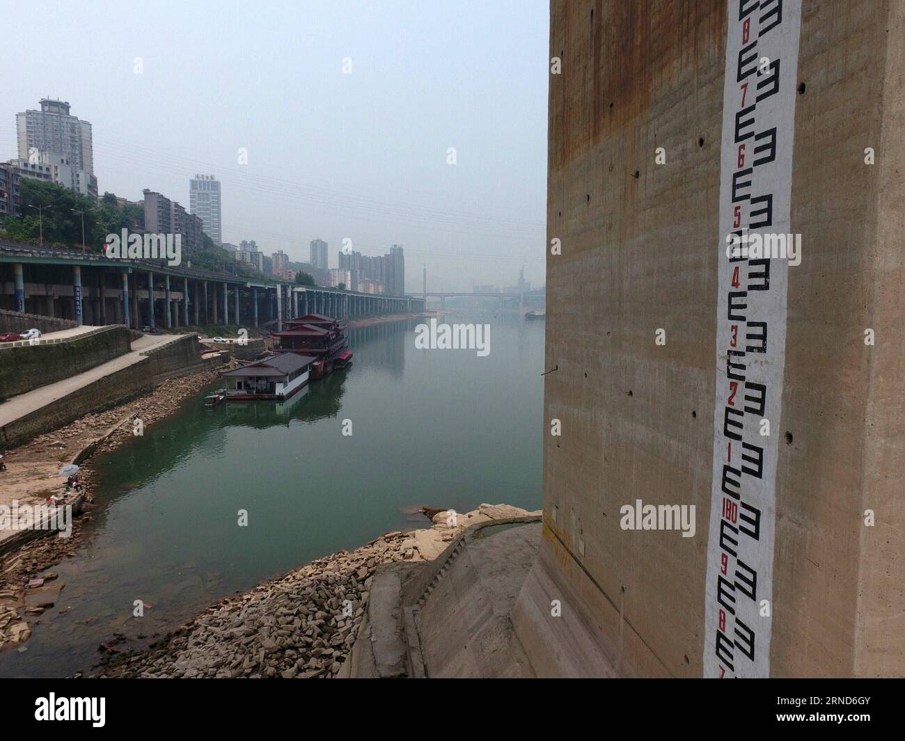(160506) -- CHONGQING, May 6, 2016 -- Riverbeds of the Jialing River ...