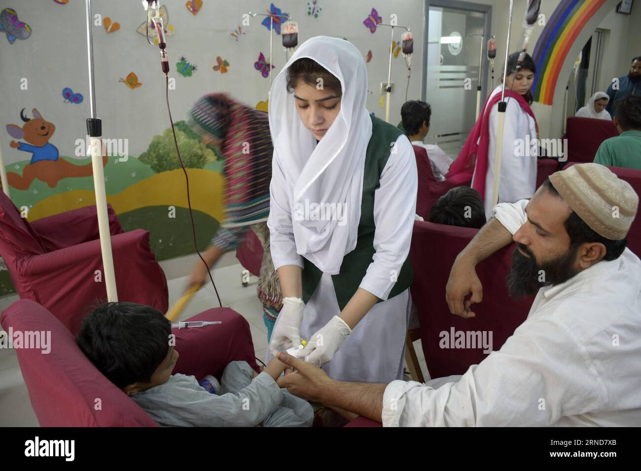 (160508) -- LAHORE, May 8, 2016 -- A Pakistani patient suffering from ...