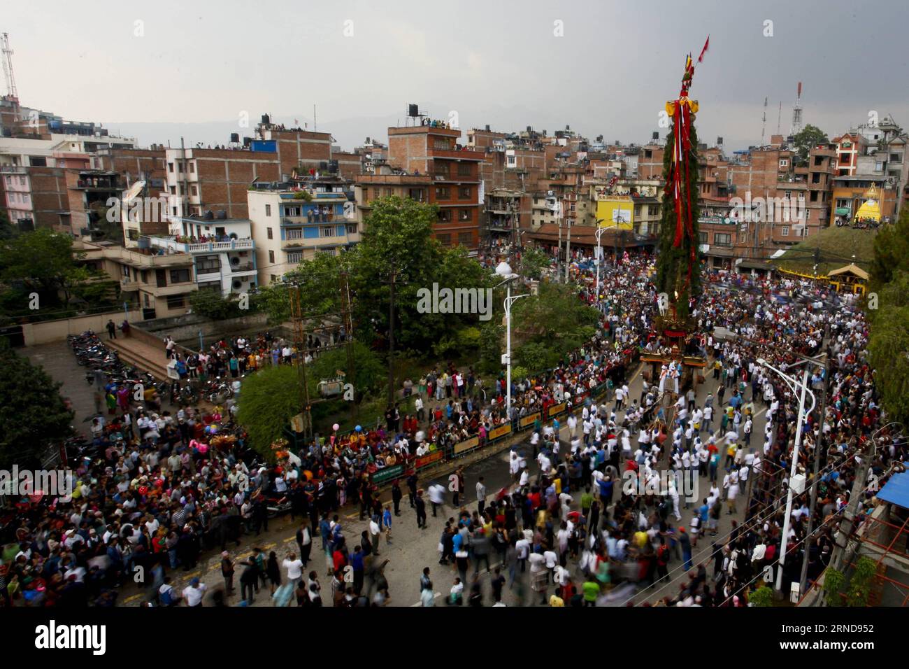 (160510) -- LALITPUR, May 10, 2016 -- Devotees pull the chariot of Rato ...