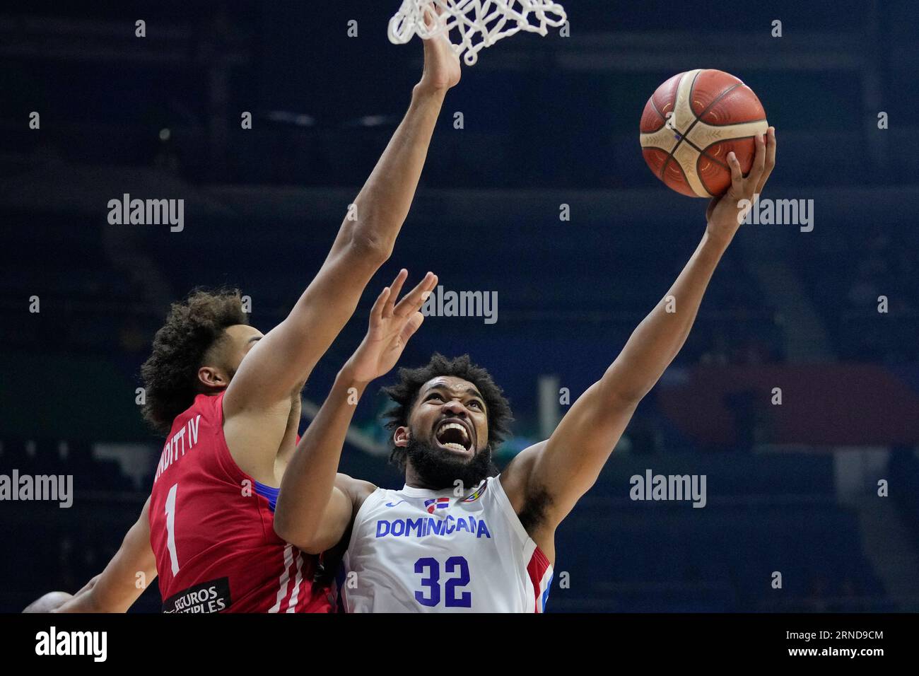 Dominican Republic forward Karl-Anthony Towns (32) drives past Puerto ...