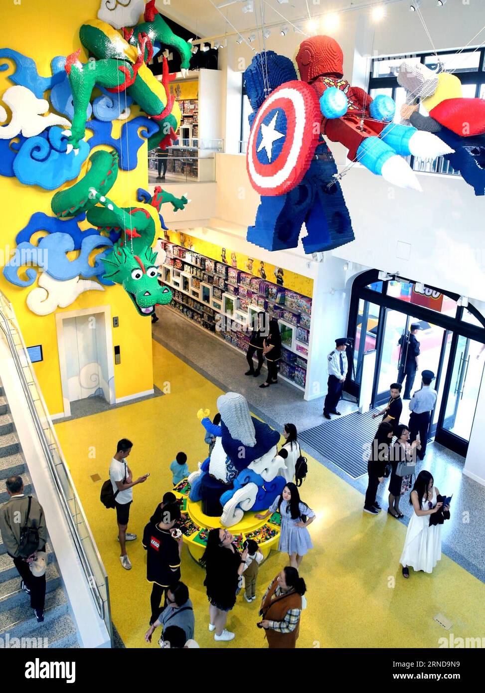 (160511) -- SHANGHAI, May 11, 2016 -- People visit the Lego Flagship ...