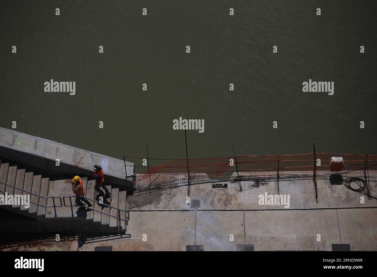 (160511) -- PANAMA CITY, May 11, 2016 -- Workers walk on the platform ...