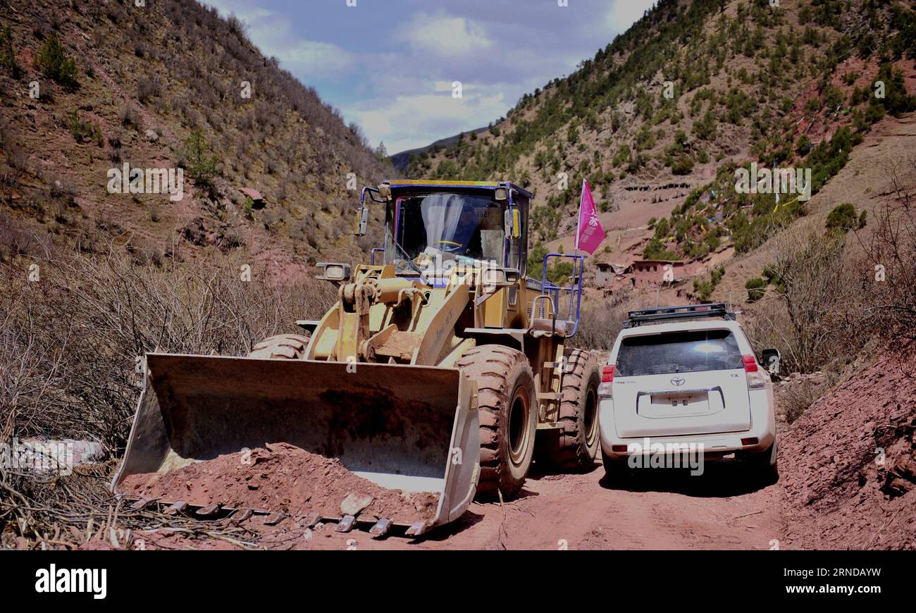 (160513) -- QAMDO, May 13, 2016 -- An SUV moves past a forklift truck ...