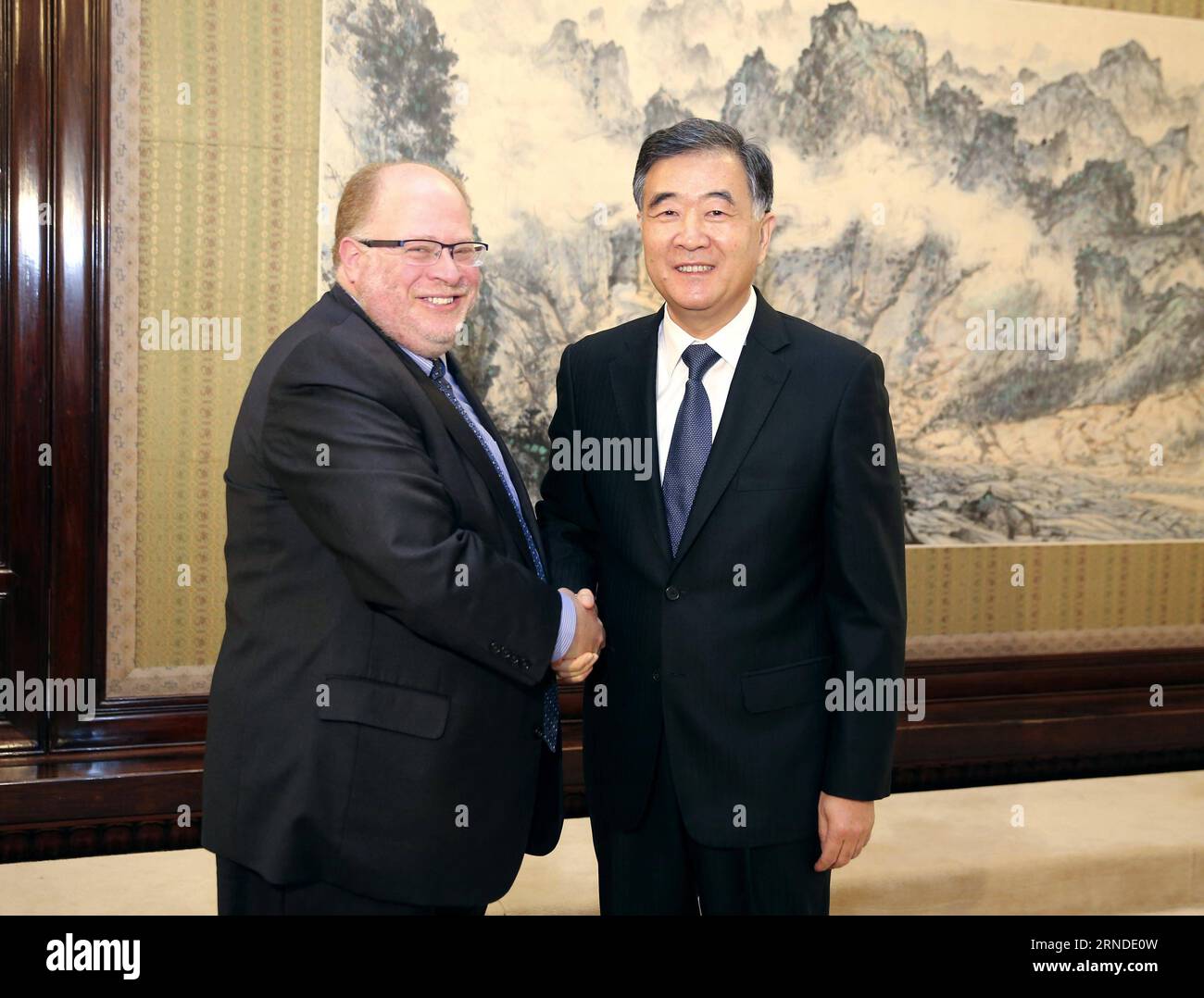 (160517) -- BEIJING, May 17, 2016 -- Chinese Vice Premier Wang Yang (R ...