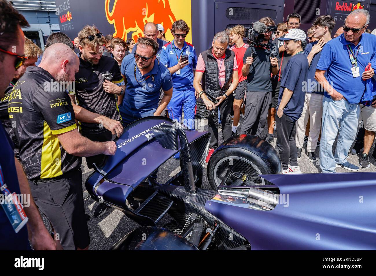 F1 car reveal hi-res stock photography and images - Alamy