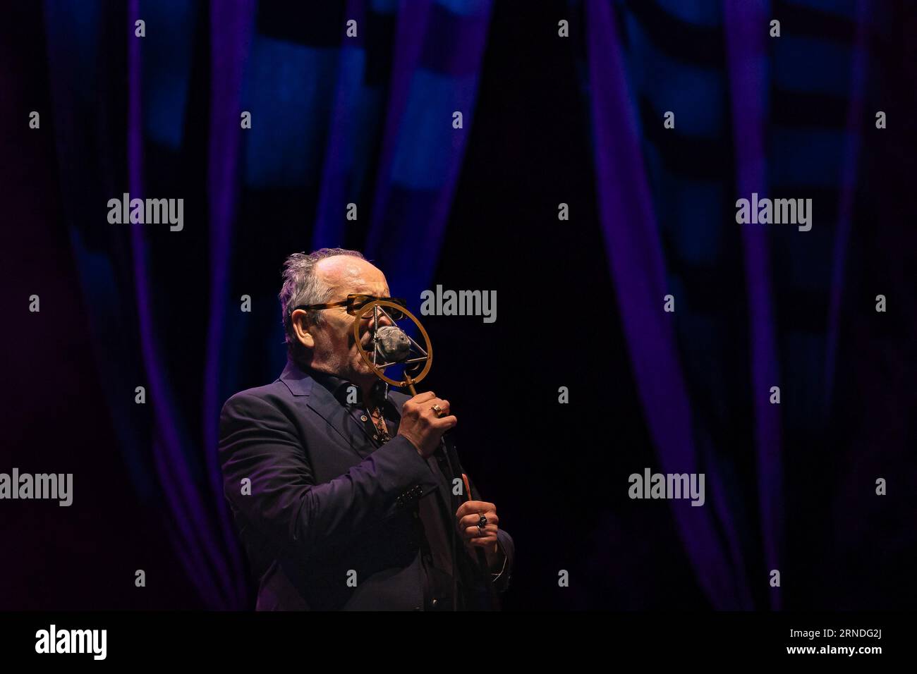 Elvis costello tour hi-res stock photography and images - Alamy