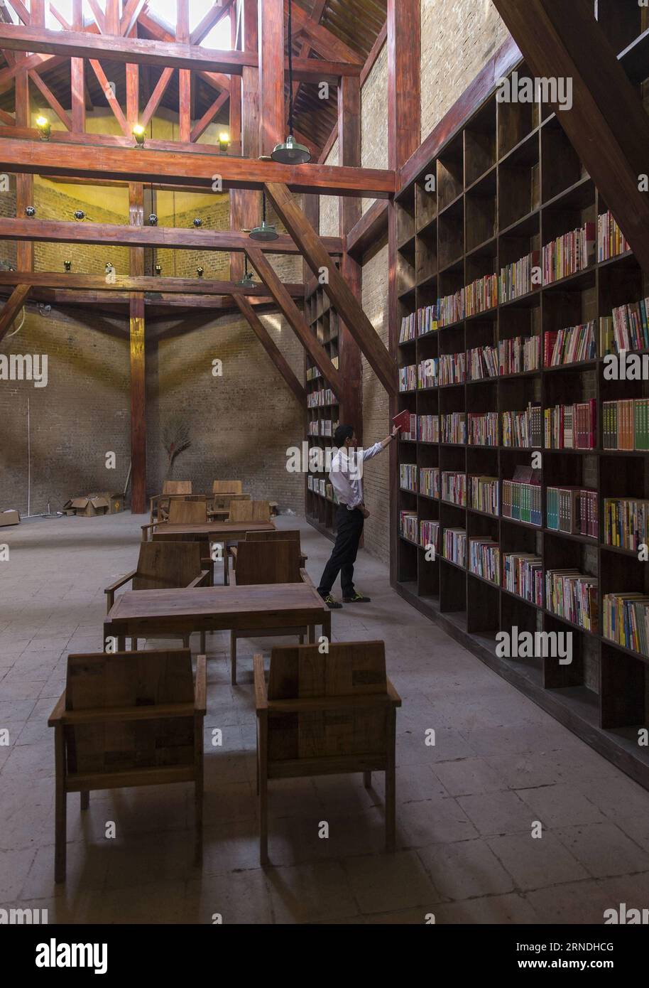 MENGZHOU, May 20, 2016 -- A visitor chooses books to read in the ...